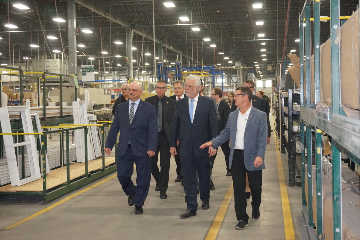 Le premier ministre du Québec et le député de La Prairie visitent la ...